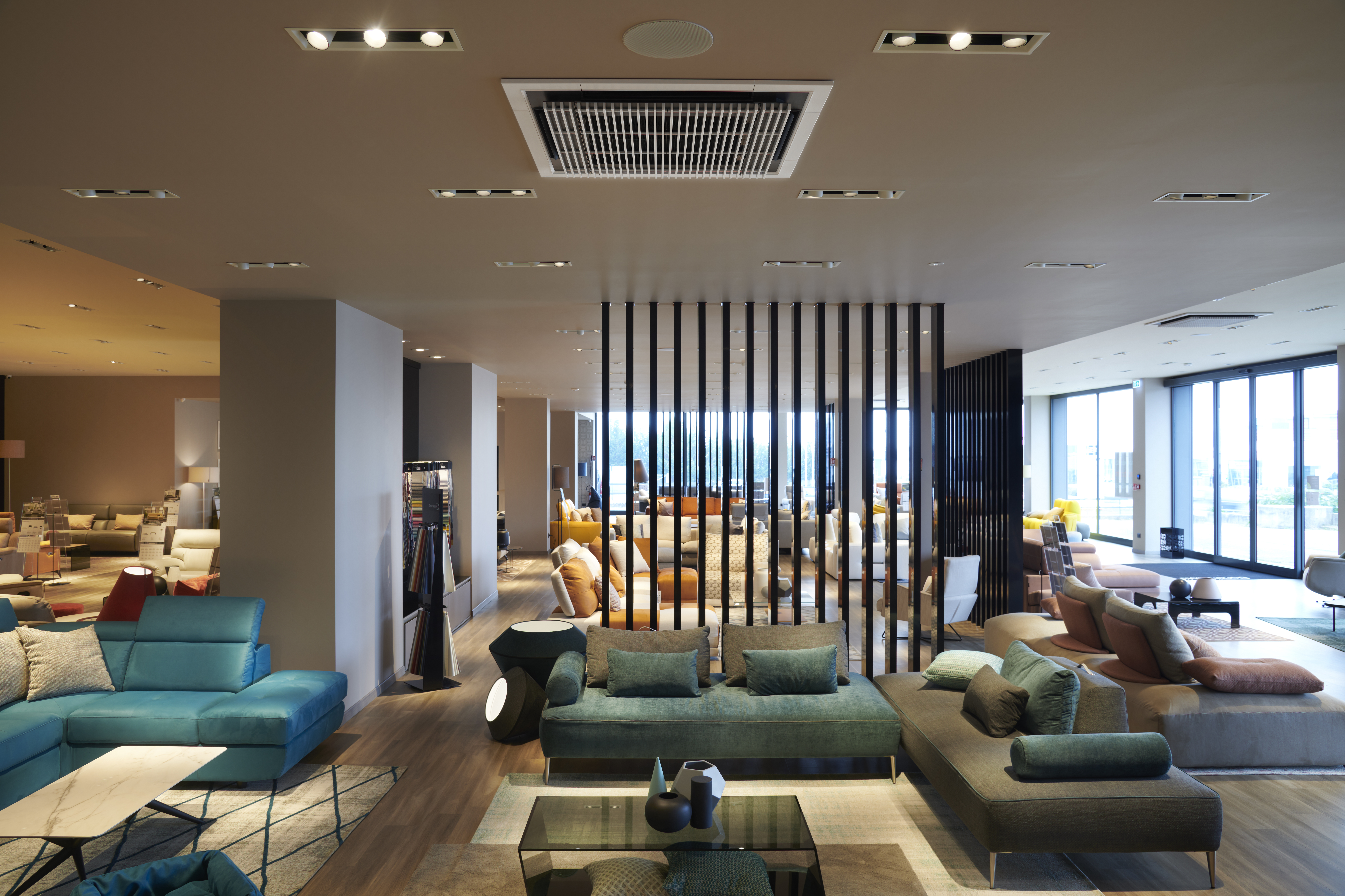 Negozio Dondi Salotti | Impianto VRF Hitachi a Biella, Italia | Hitachi ...